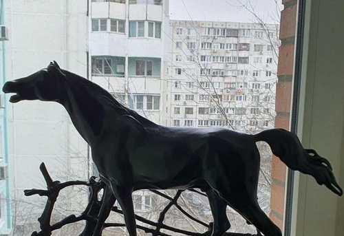 Скульптура "Конь у изгороди" Касли