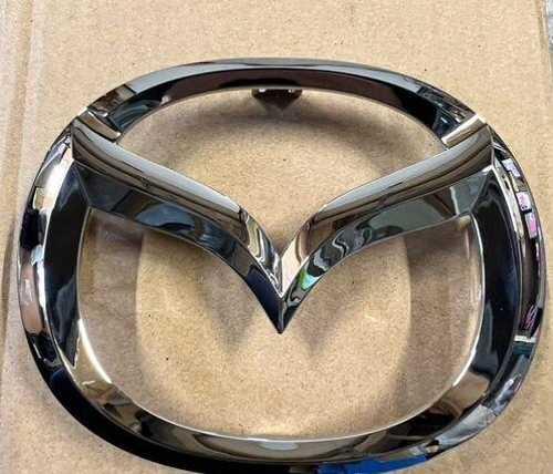 Эмблема решетки радиатора на Mazda 3 BK