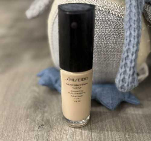 Тональный крем shiseido skin glow neutral 1