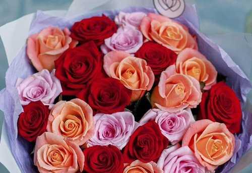 Букет из 25 красных, оранжевых и нежно-розовых роз