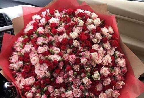 Большой букет цветов кустовые розы