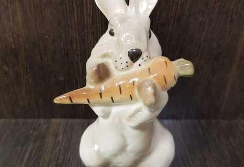 Фарфоровая статуэтка "Заяц с морковкой" лфз