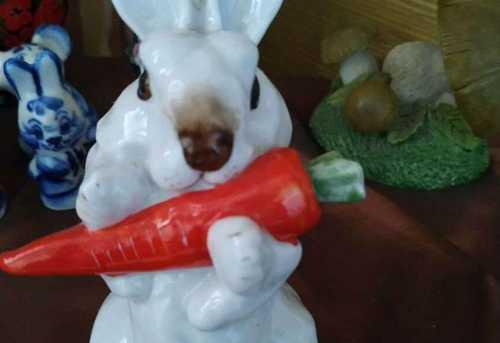 Статуэтка заяц с морковкой