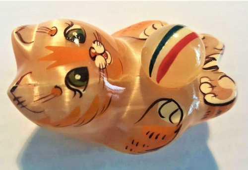 Статуэтка Кошка с мячом селенит