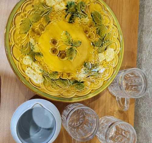 Кружки, сливочник, тарелка для фруктов