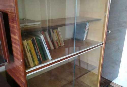 Шкаф с полками для книг и отделением для белья