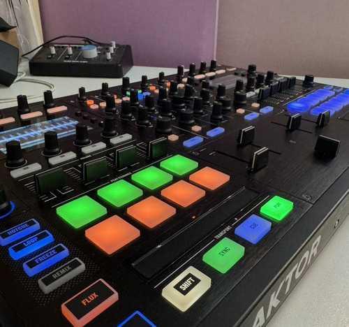 Dj контролер Native Instruments Traktor S8