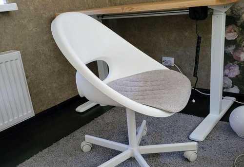 Компьютерное кресло IKEA с подушечкой