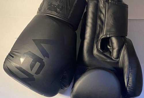 Боксерские перчатки venum