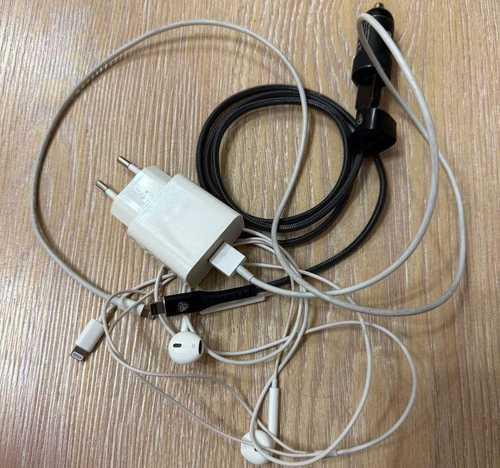 Наушники и зарядка для iPhone