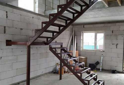 Лестница на металлокаркасе
