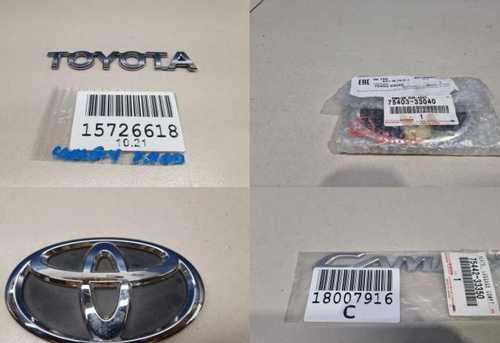 Эмблема крышки багажника Toyota Camry XV50 2011-20