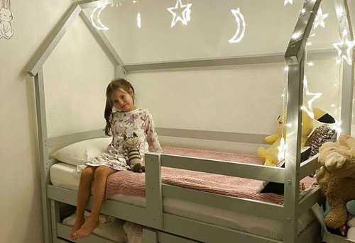 Детская выдвижная кровать из березы в виде домика