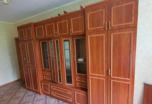 Стенка, люстра, дверь, кухня, плита