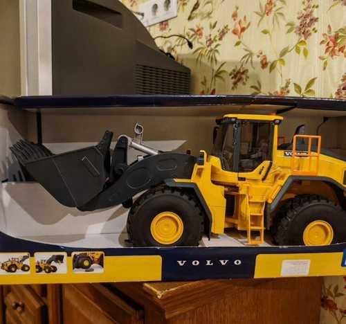 Трактор Bruder Volvo