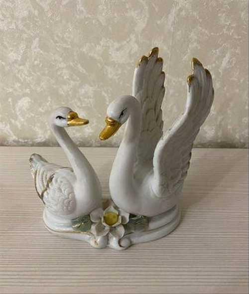 Фарфоровая статуэтка два лебедя