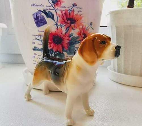 Фарфоровая статуэтка собака бигль