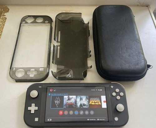 Nintendo switch lite + Skyrim