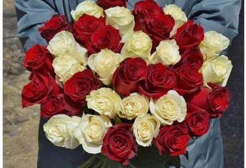 Букет из 35 красных и белых роз 60 см