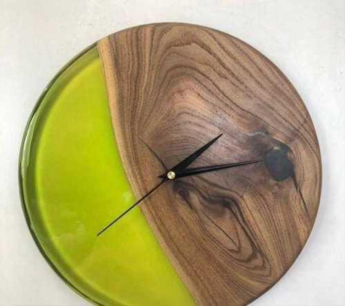 Часы из дерева и эпоксидной смолы Green Oasis