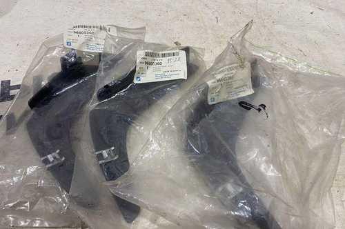 Кронштейн брызговика правый (A636) chevrolet aveo
