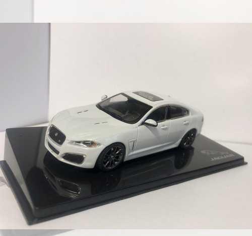 Jaguar XFR в масштабе 1:43 белый