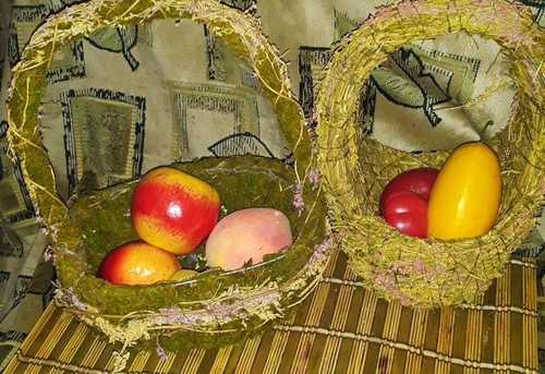 Декоративные корзинки с искусственными фруктами