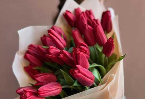 Букет 8 марта (33 красных тюльпана)
