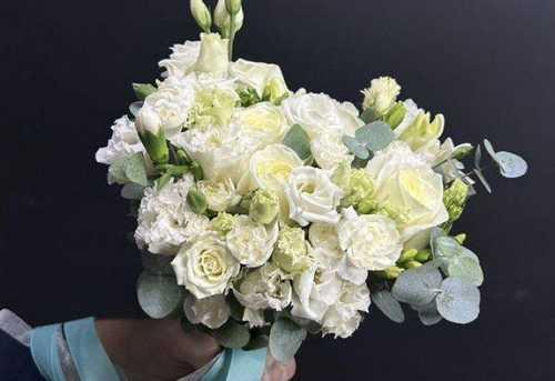Букет невесты раскидистый с эустомой и розами