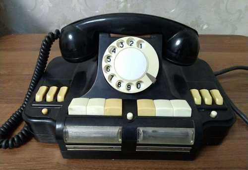 Старинный телефонный аппарат в рабочем состоянии