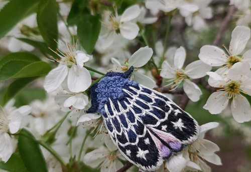 Брошь Мотылек ночной вышивка гладью