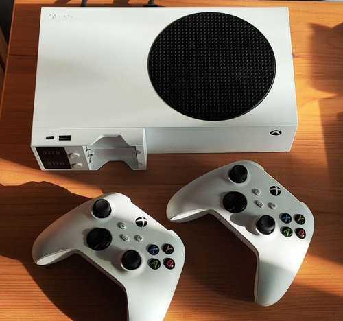 Xbox series s + аккумуляторы и зарядник