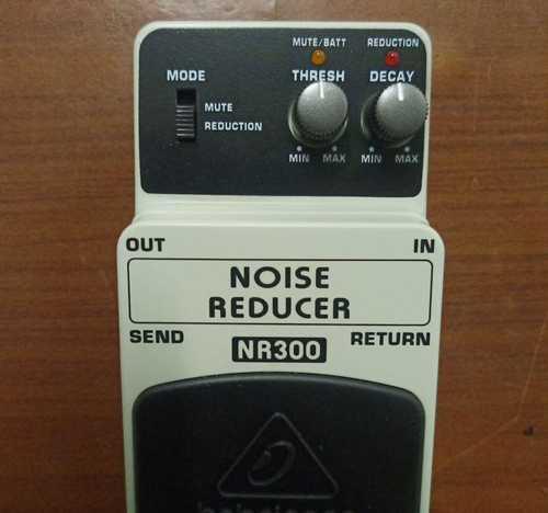 Гитарная педаль Behringer Noise Reducer NR300