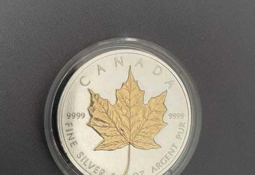 Серебряная монета с позолотой «Кленовый лист»