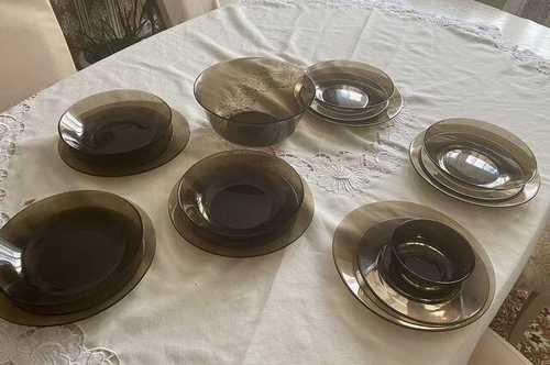 Набор столовой посуды из темного стекла