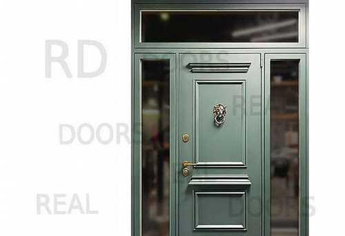 Зеленая металлическая входная дверь с фрамугой