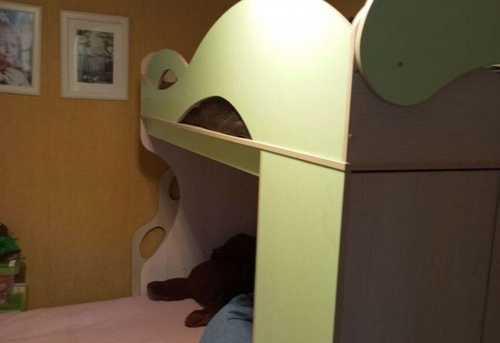 Кровать двухъярусная со шкафом и комодом