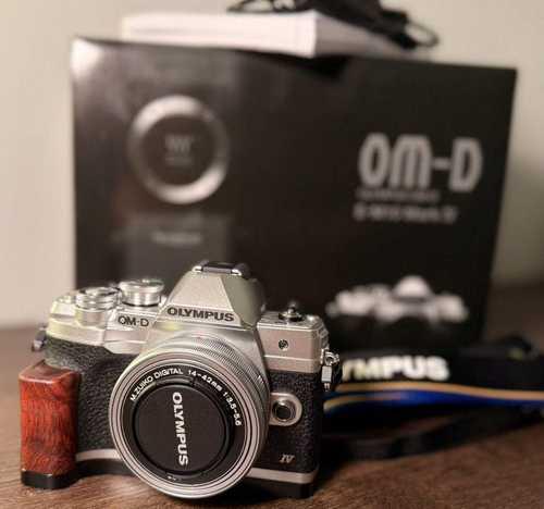 Новый olympus OM-D E-M10 Mark IV Silver M.Zuiko