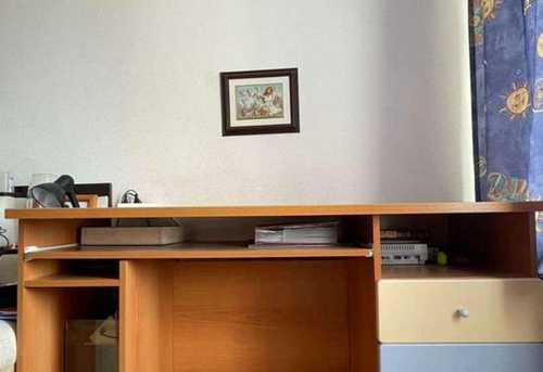 Письменный стол и шкаф-купе небольшой