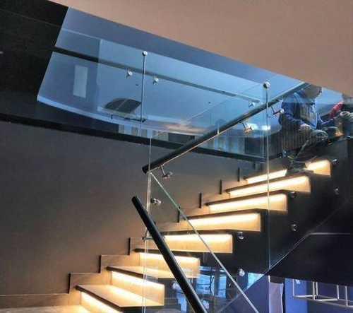 Лестница из металла стеклянными ограждениями