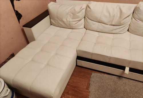 Кожаный угловой диван со столиком