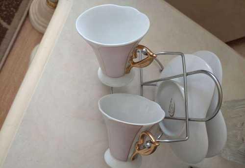 Кофейные чашки с блюдцем на подставке