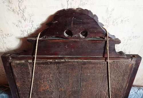 Старинное зеркало в деревянной резной раме
