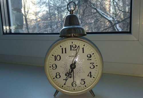 Часы будильник Янтарь