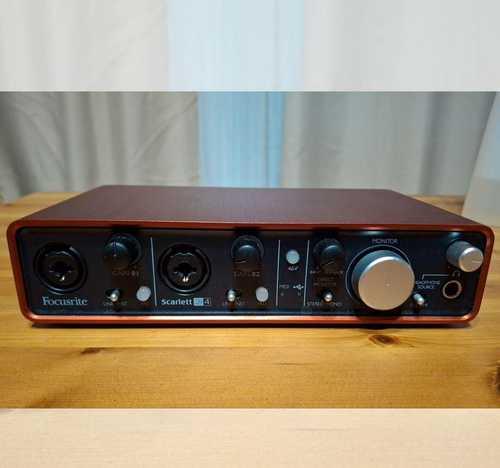 Звуковая карта Focusrite Scarlett 2i4