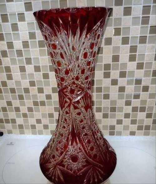 Большая хрустальная ваза красная