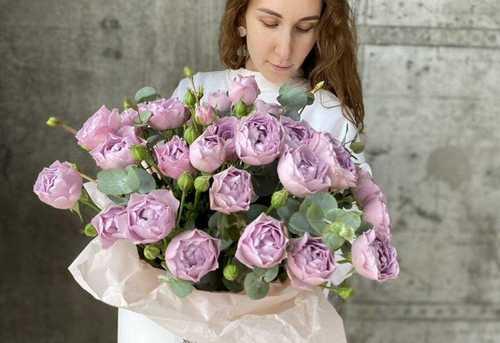 Коробка с лавандовыми розами, пионовидные розы
