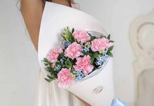 Букет розовых диантусов и голубых твидии