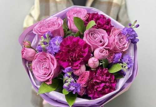 Букет с розами и маттиолой яркий розовый