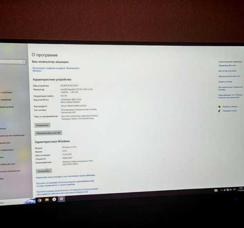Игровой компьютер с монитором и клавиатурой
